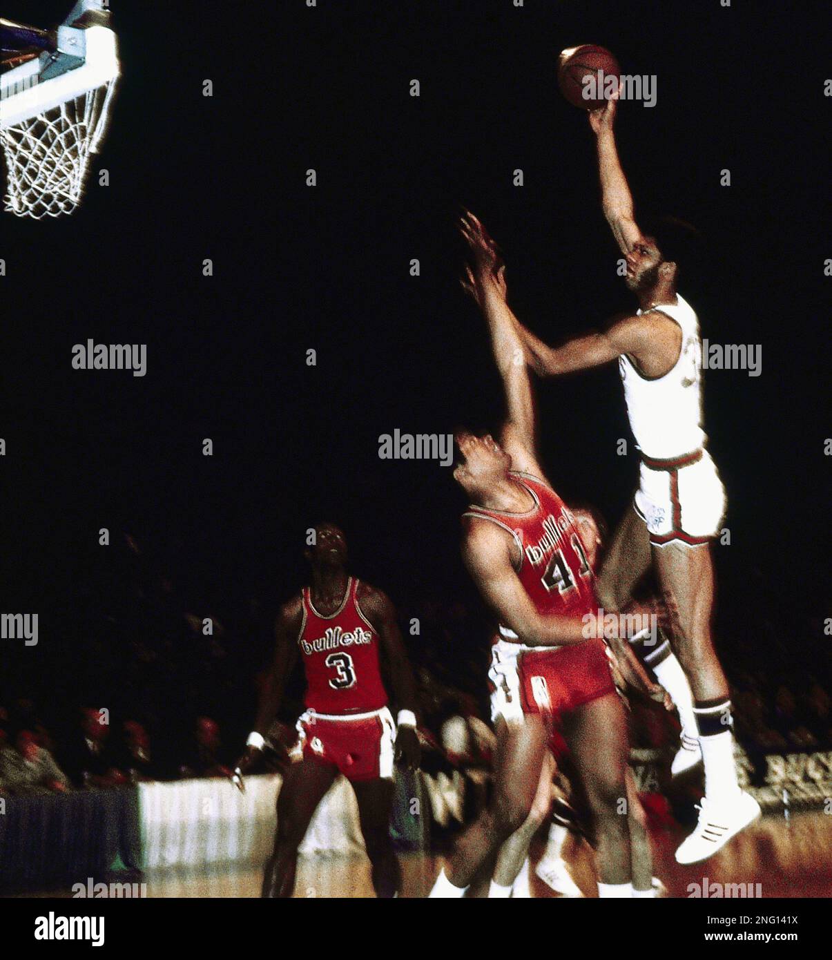 Basketball player for the Milwaukee Bucks, Kareem Abdul-Jabbar in ...