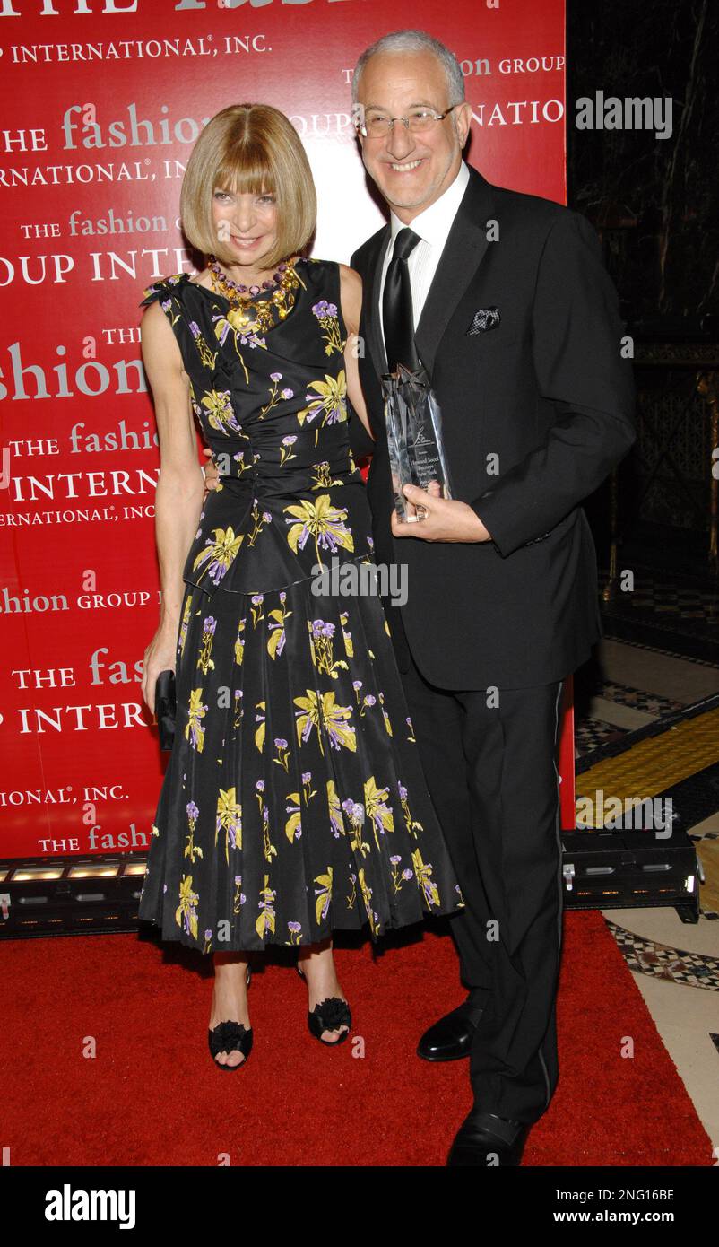Vogue editor Anna Wintour poses with Corporate Visionary Award honoree ...