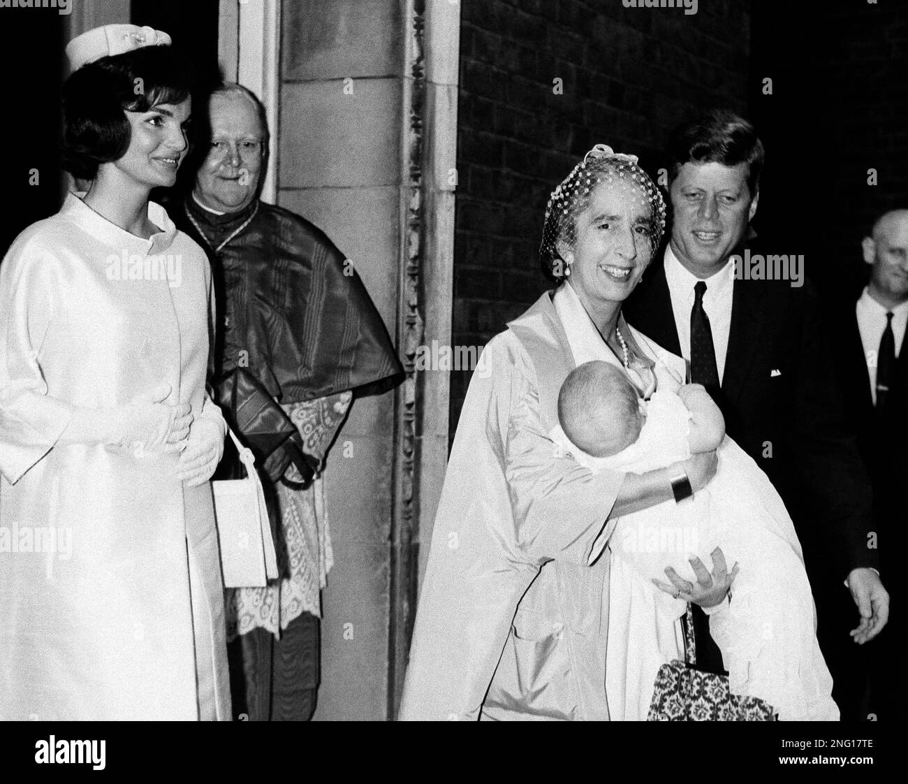 President John Kennedy and Mrs.Jacqueline Kennedy walk with Countess ...