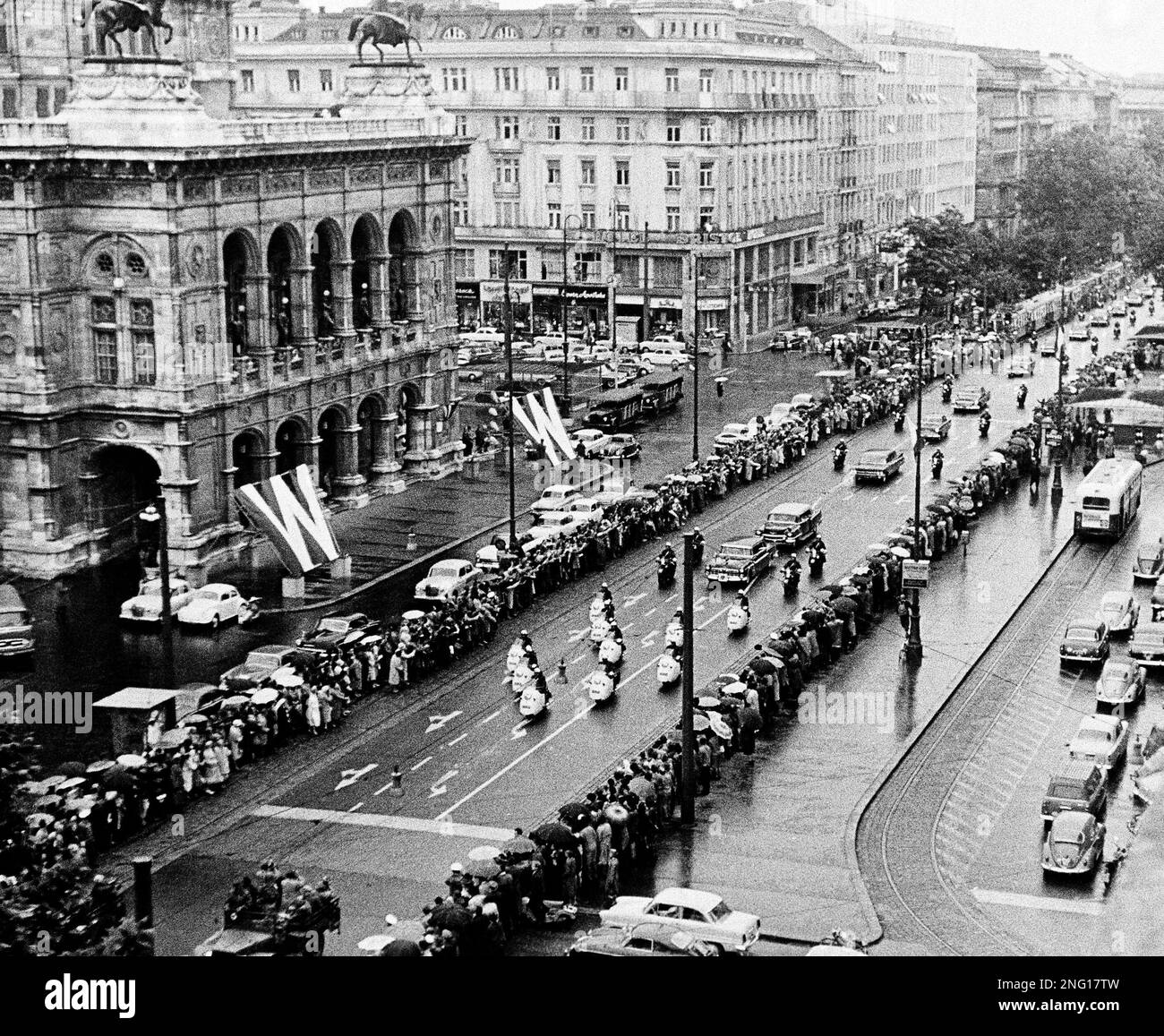 Vienna residents line downtown area as President John Kennedy's ...