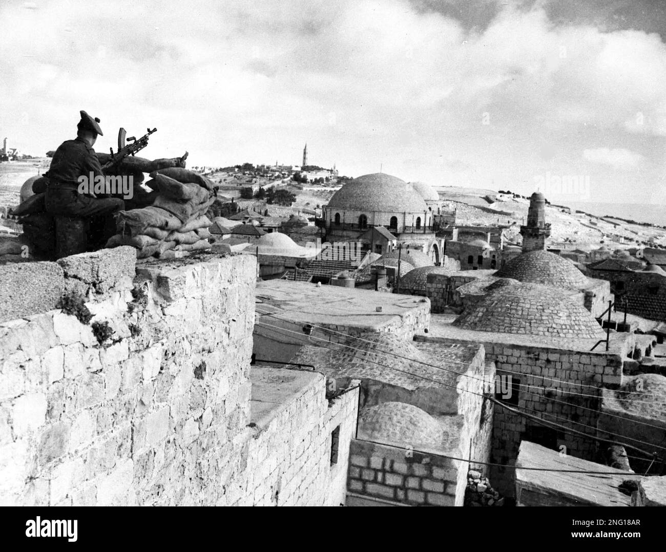 A British Highland light infantryman, with a bren gun, on duty in a ...