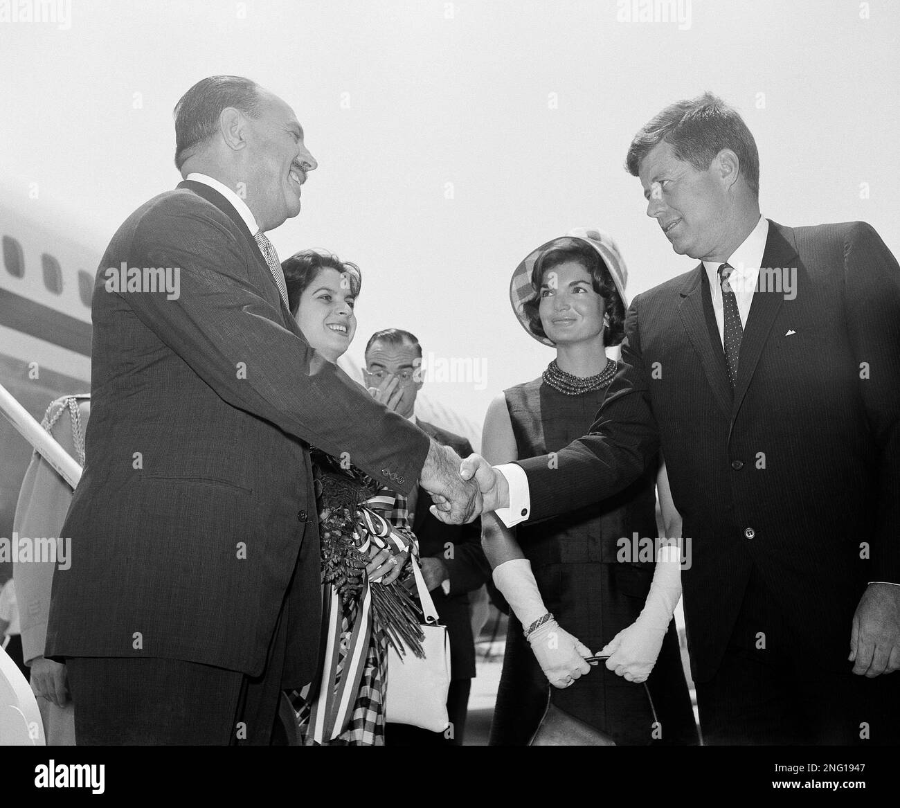 President John Kennedy shakes hands with President Ayub Khan of ...