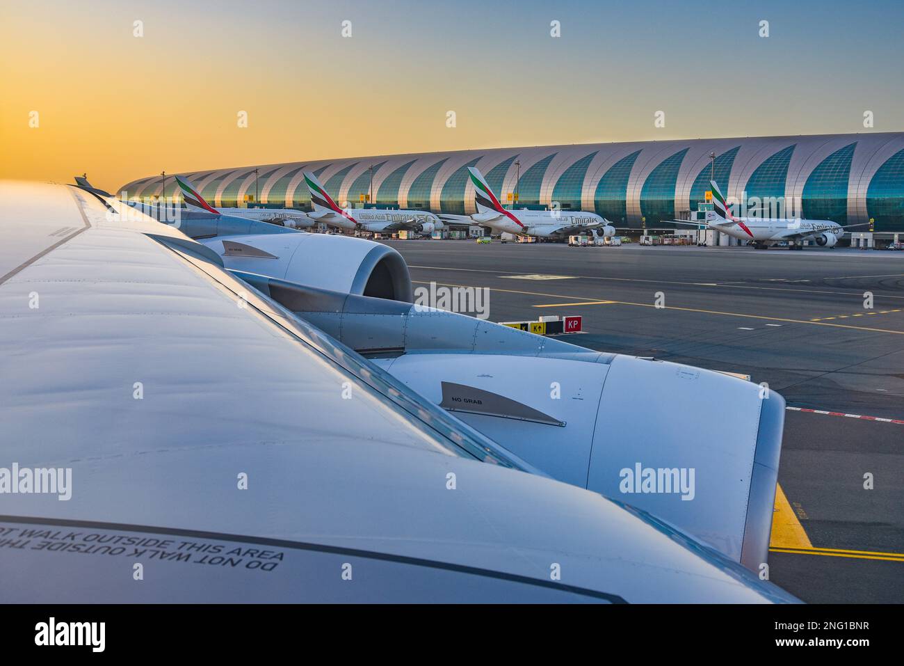 Emirates jumbo plane hi-res stock photography and images - Alamy