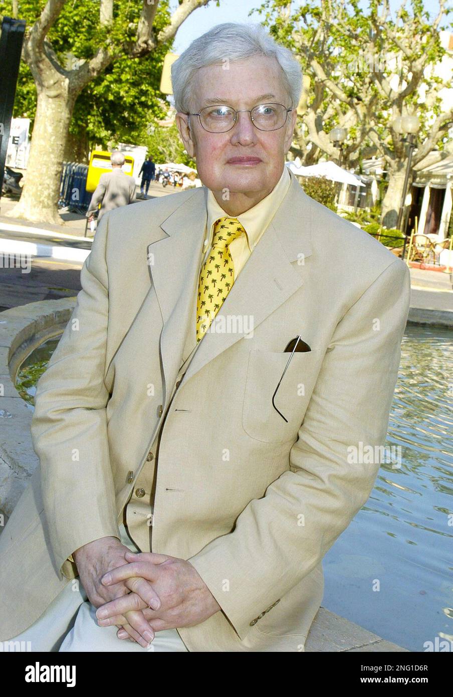 FILE *** Pulitzer Prize winning American film critc Roger Ebert, poses ...