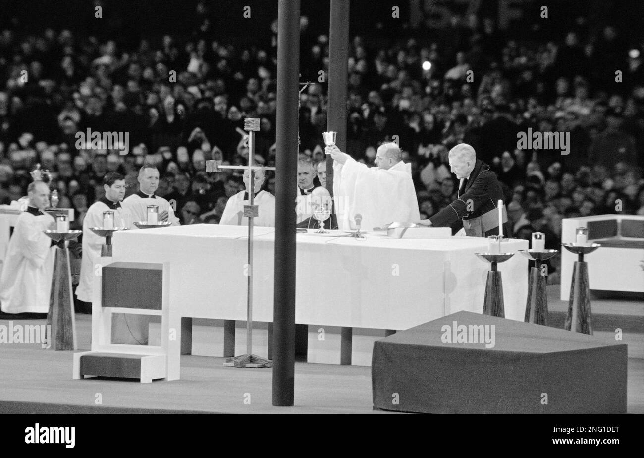 Pope Paul VI raises the chalice during consecration of the mass in ...