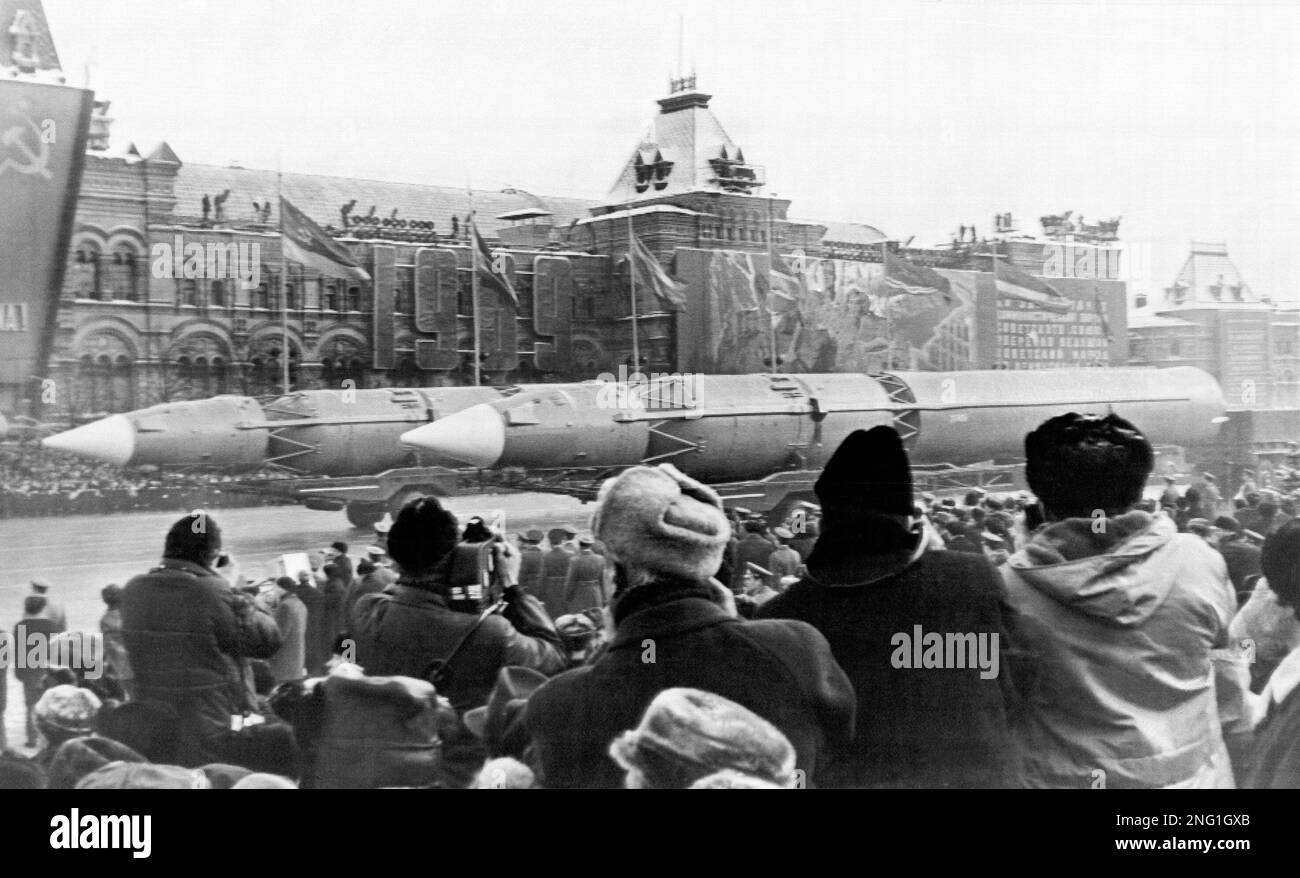 Three-stage intercontinental missiles rumble across Red Square in ...