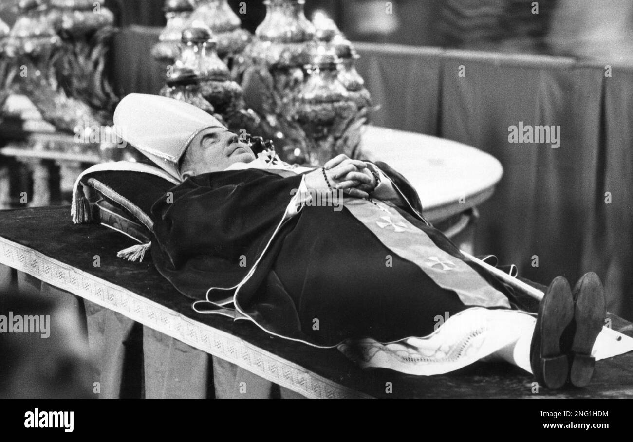 The body of Pope John Paul I lying in state in St. Peter's basilica at ...