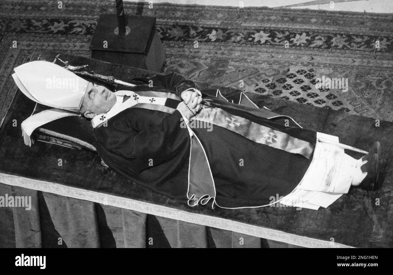 The body of Pope John Paul I lying in state in St. Peter's basilica at ...