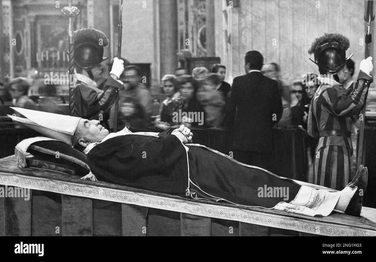 The body of Pope John Paul I lying in state at the foot of main altar ...