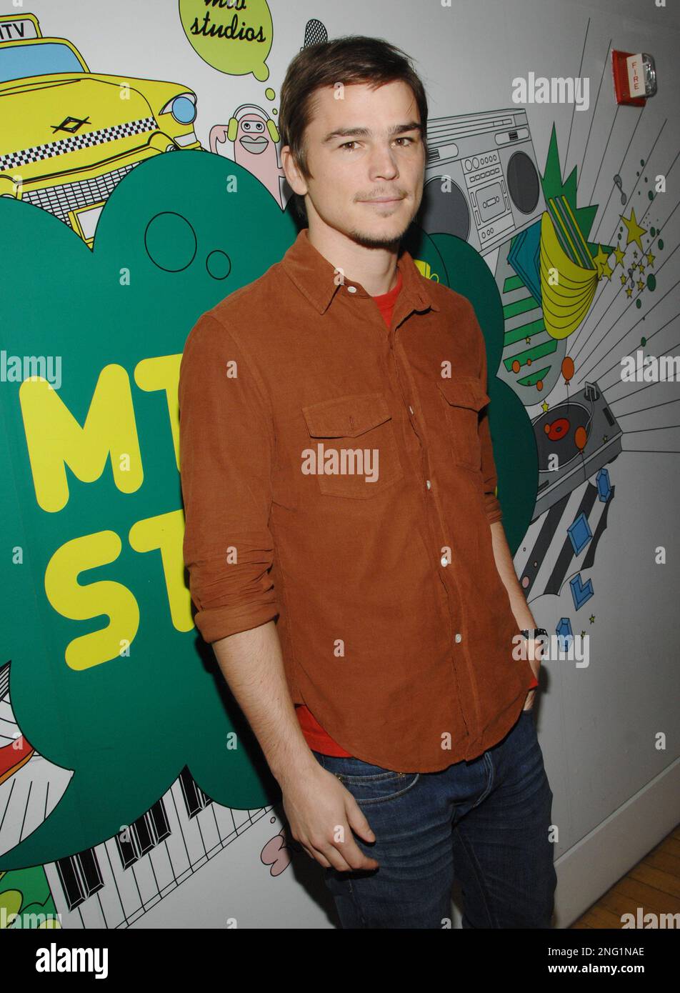 Actor Josh Harnett poses backstage after making an appearance on MTV's ...