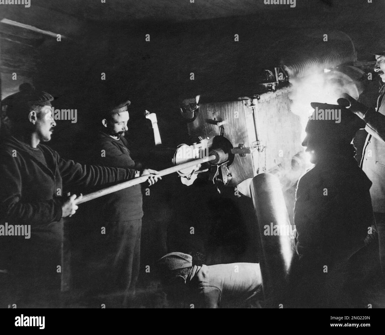 French Marines on the Oise front loading a 140mm slips gun during World ...