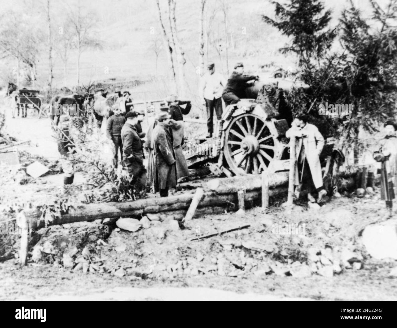 French Heavy gun being put into position during World War 1. Undated ...