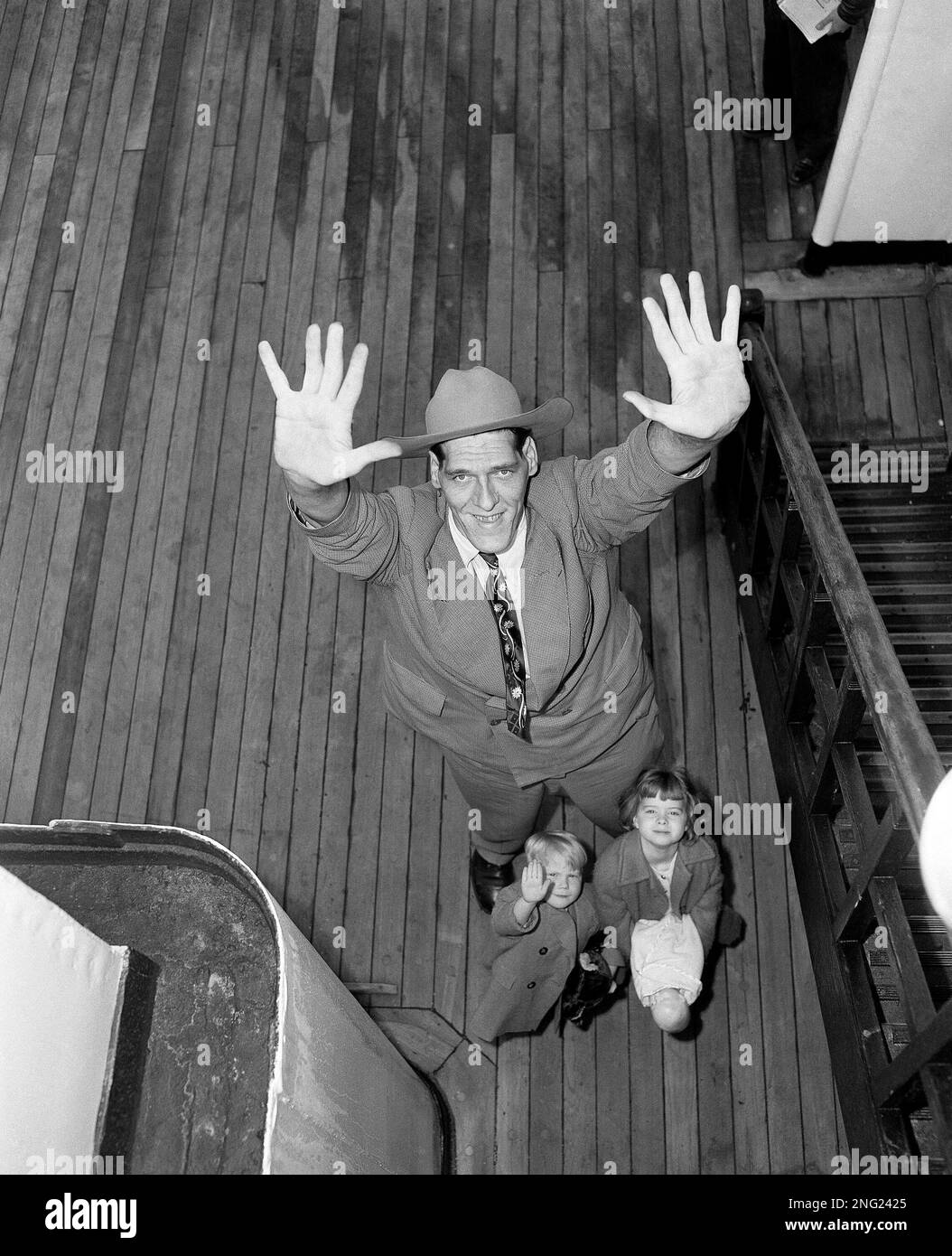 Ted Evans, 27-year-old circus performer from Derbyshire, England ...