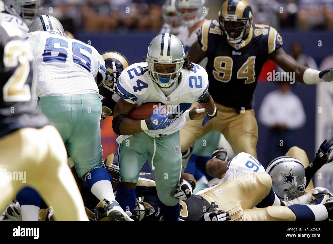 Dallas Cowboys running back Marion Barber (24) runs through the St ...