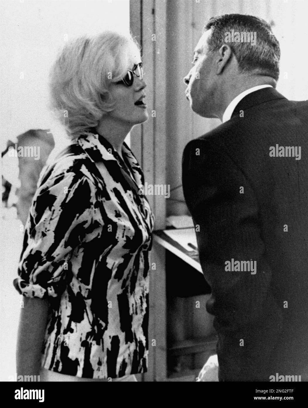 Joe DiMaggio leans to kiss his ex-wife, Marilyn Monroe at Miami ...