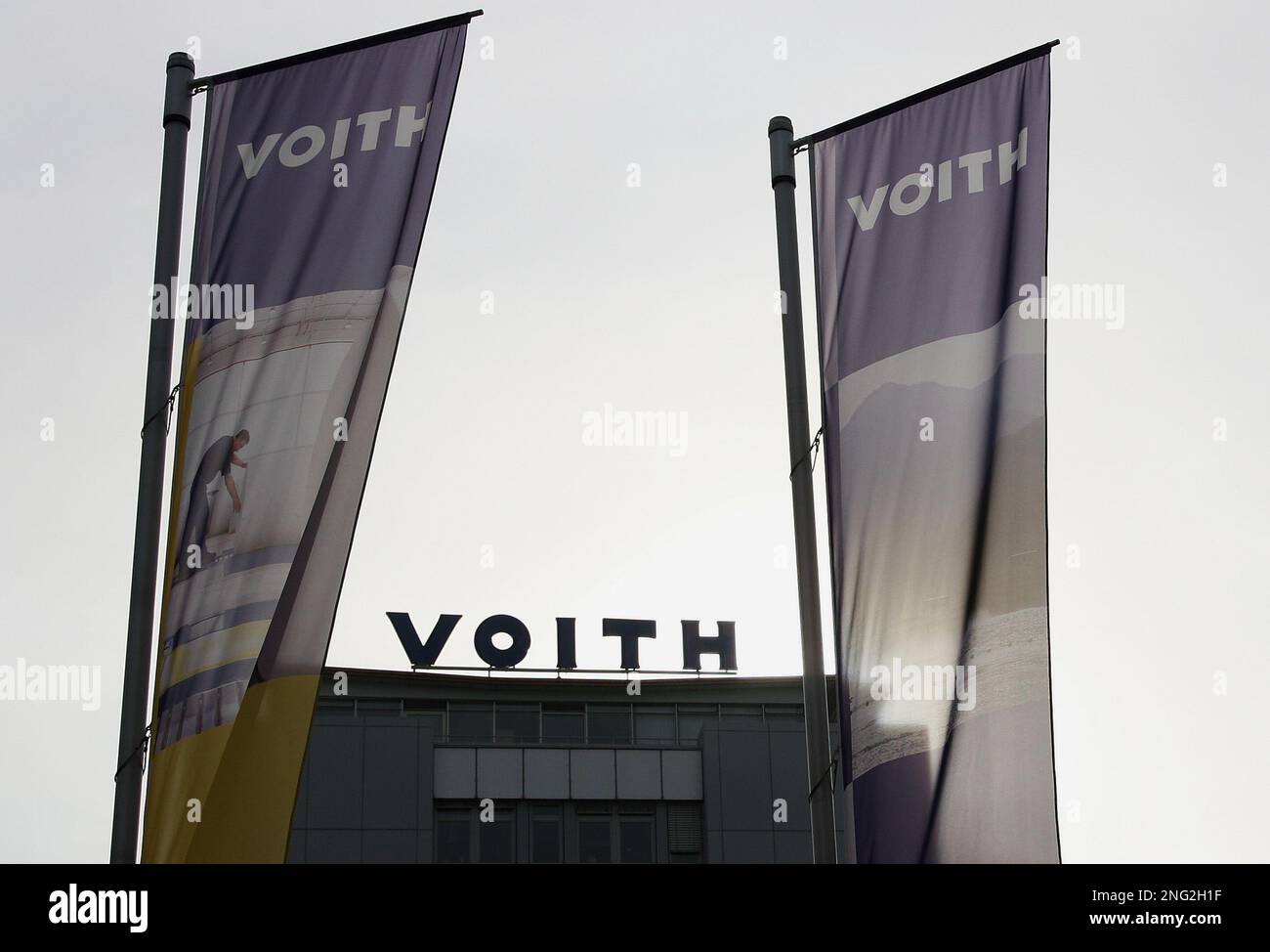 Das Firmenlogo der Voith AG, umrahmt von Flaggen, in Heidenheim, Baden ...