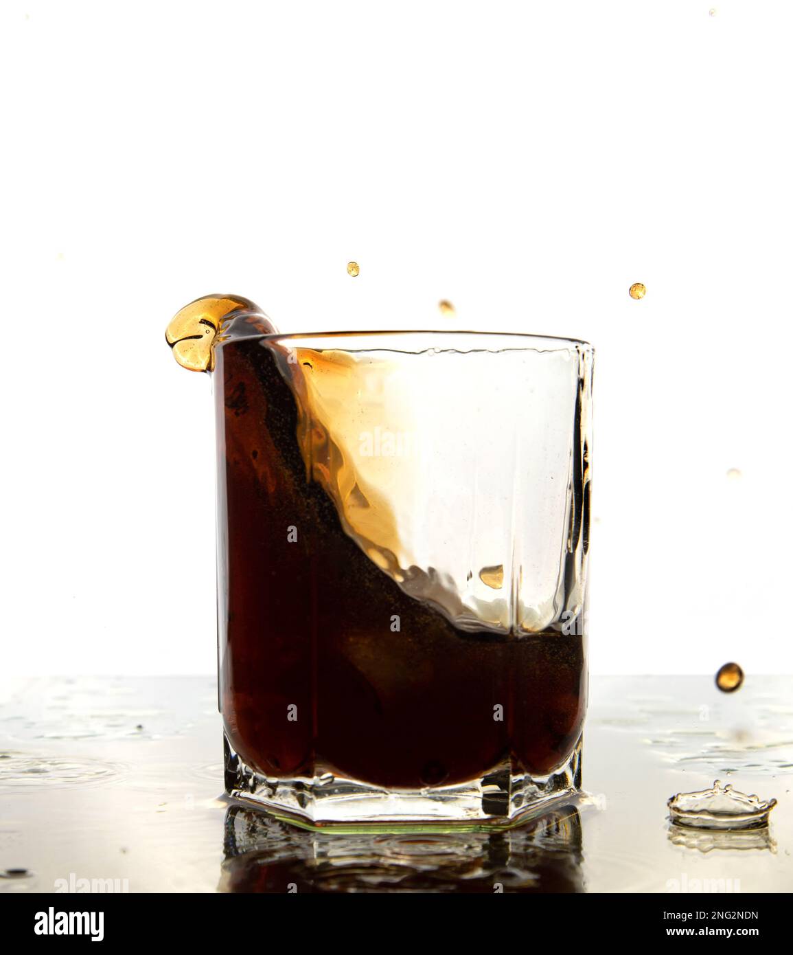 Pour cola glass hi-res stock photography and images - Alamy