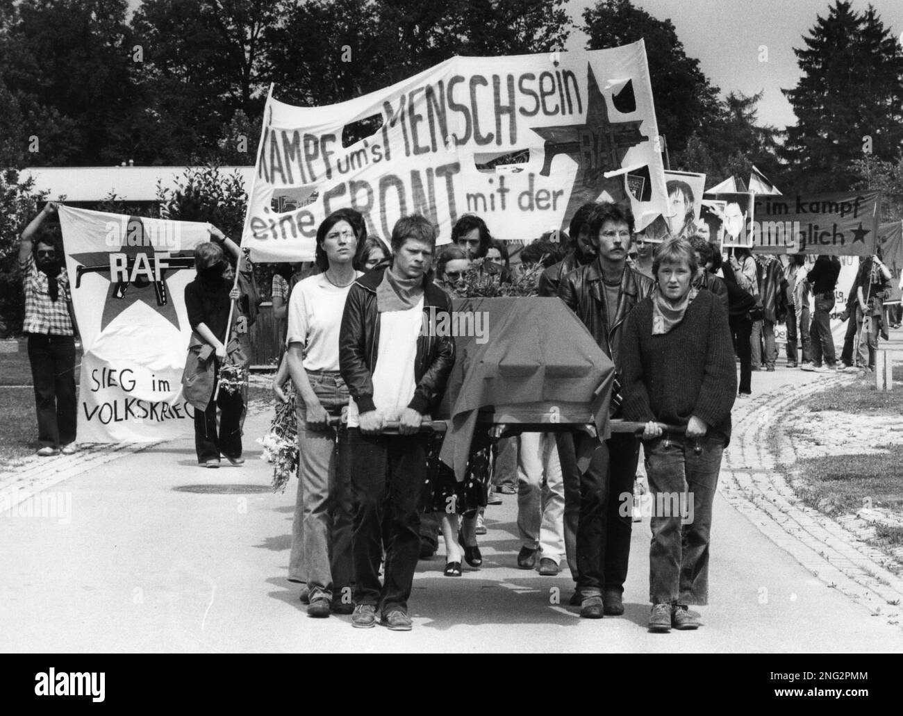 Six friends of RAF member and alledged terrorist Wolfgang Beer carry ...