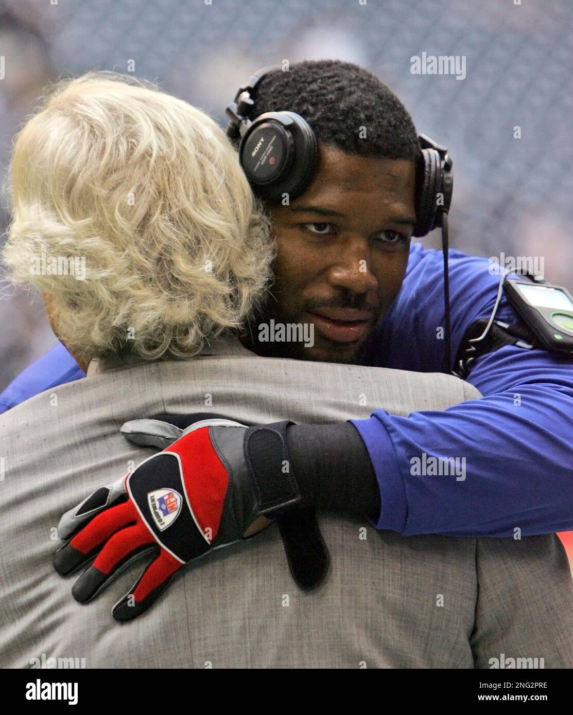 New York Giant defensive end Michael Strahan, right, hugs team co-owner ...