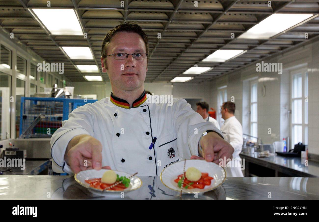 Jan-Goeran Barth, Kuechenchef des Schloss Bellevue, posiert am ...