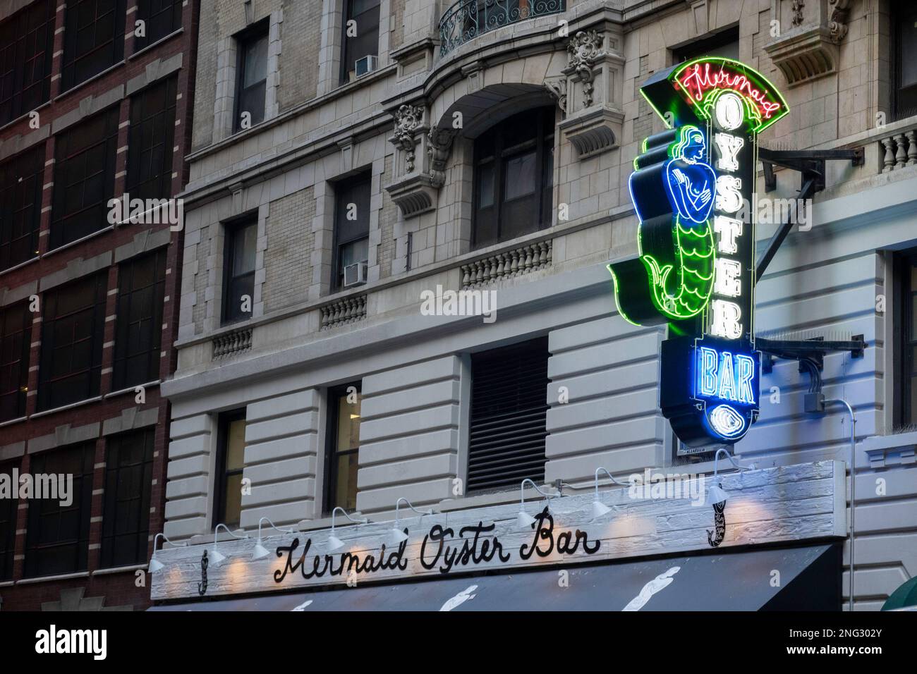 The mermaid oyster bar is a seafood restaurant in Times Square, 2023 ...