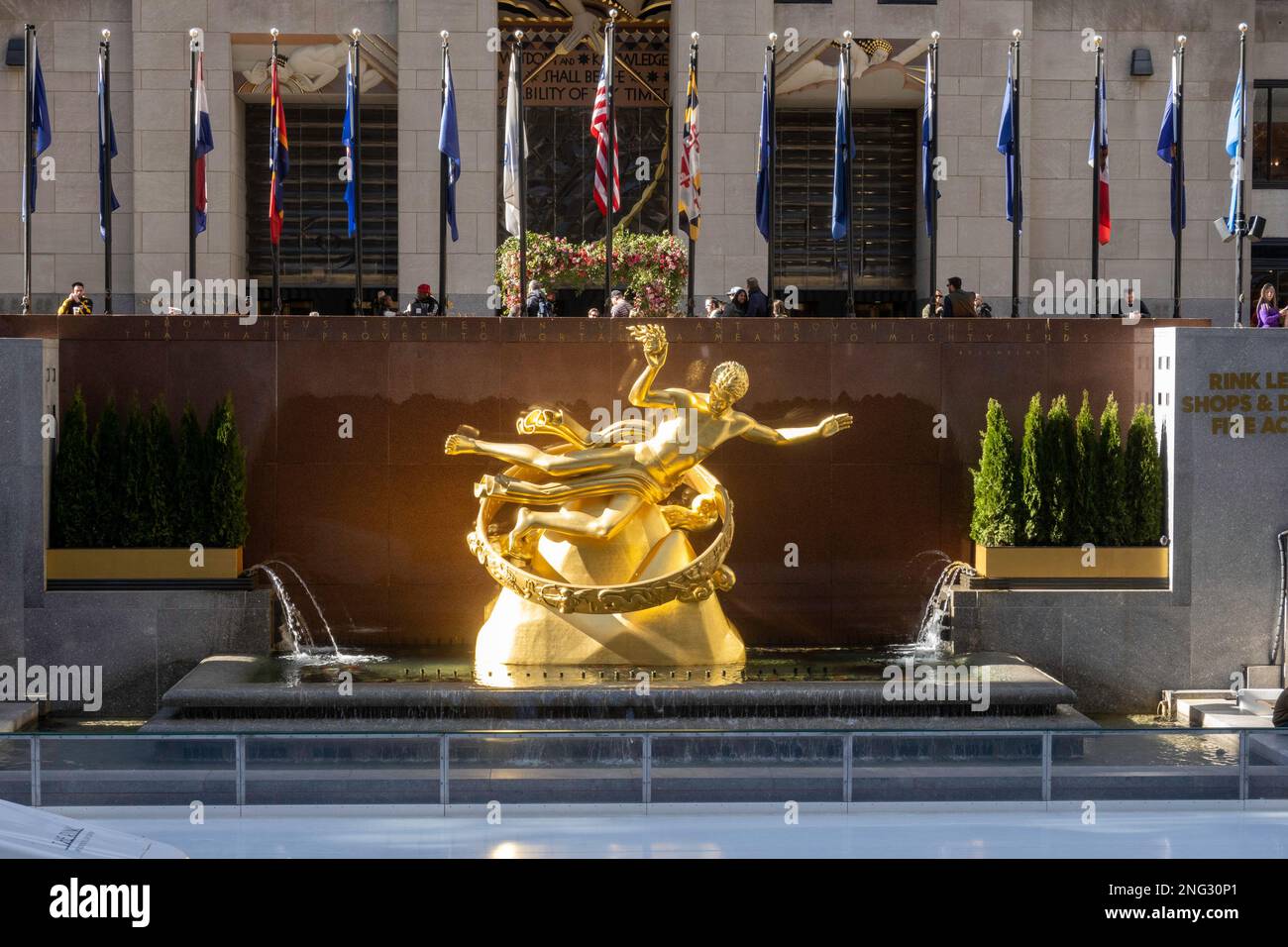 Prometheus statue rockefeller center in hi-res stock photography and ...