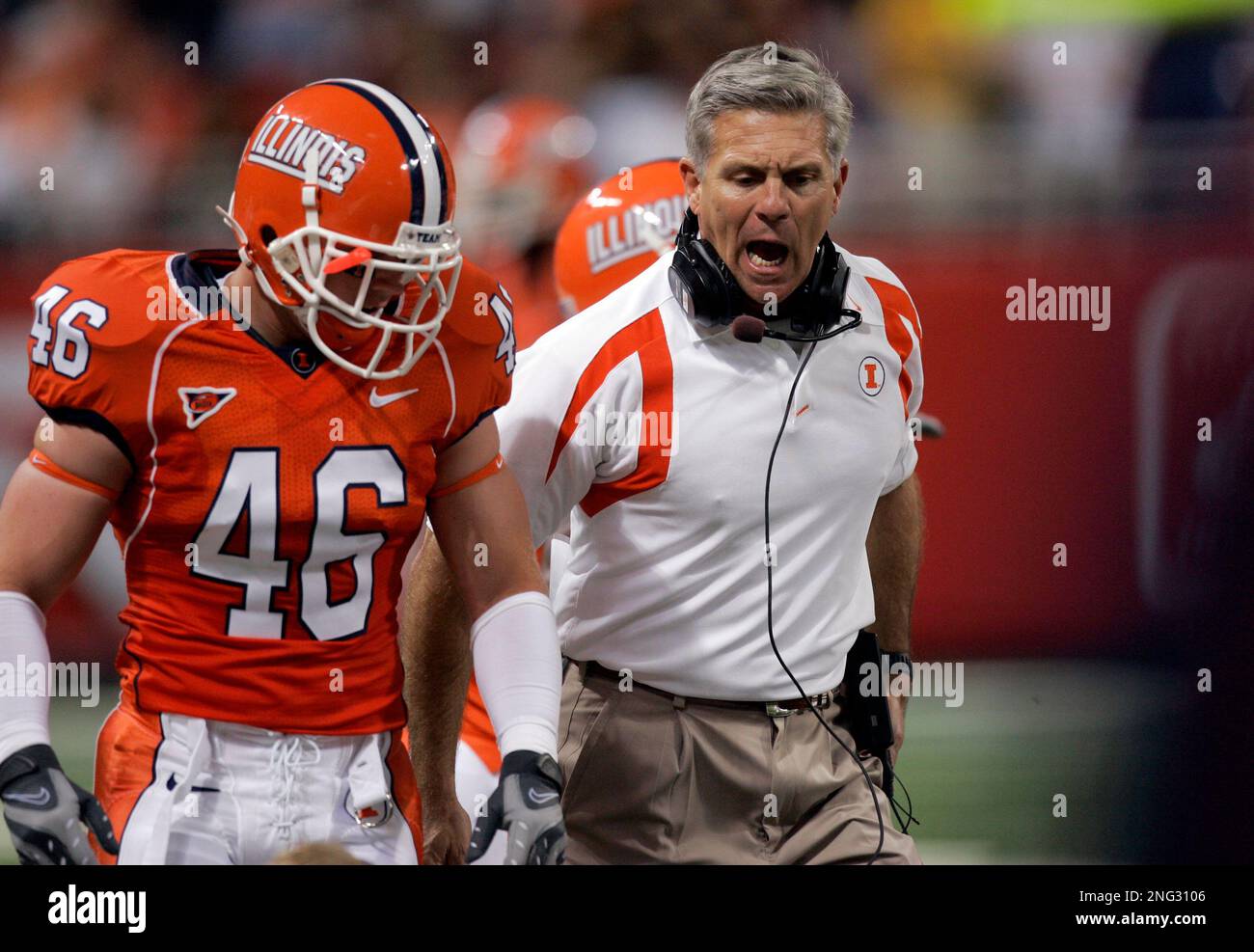 Illinois head coach Ron Zook talks on the sidelines with Illinois ...