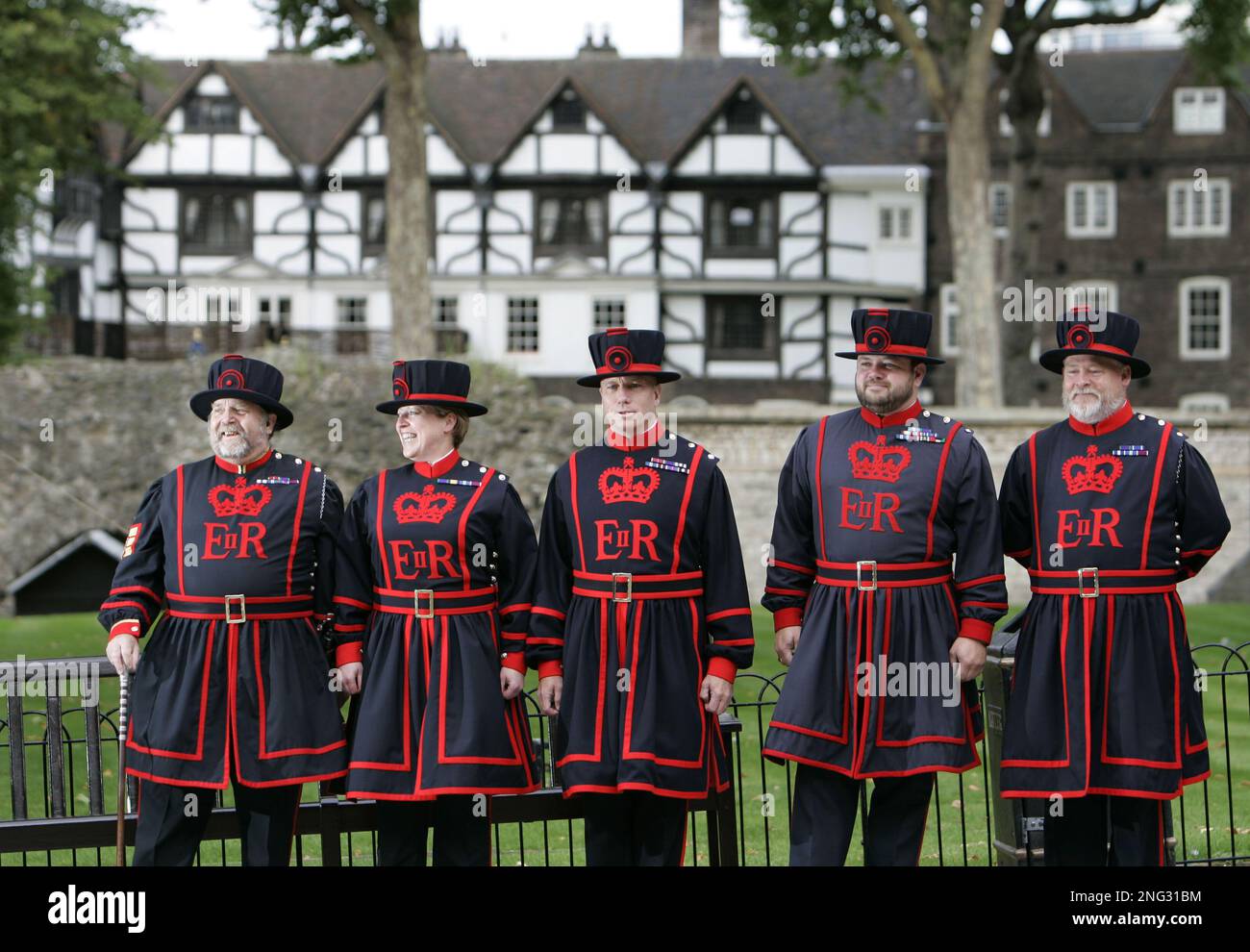 Yeoman Warder Moira Cameron, 2nd left, the first female Beefeater ...