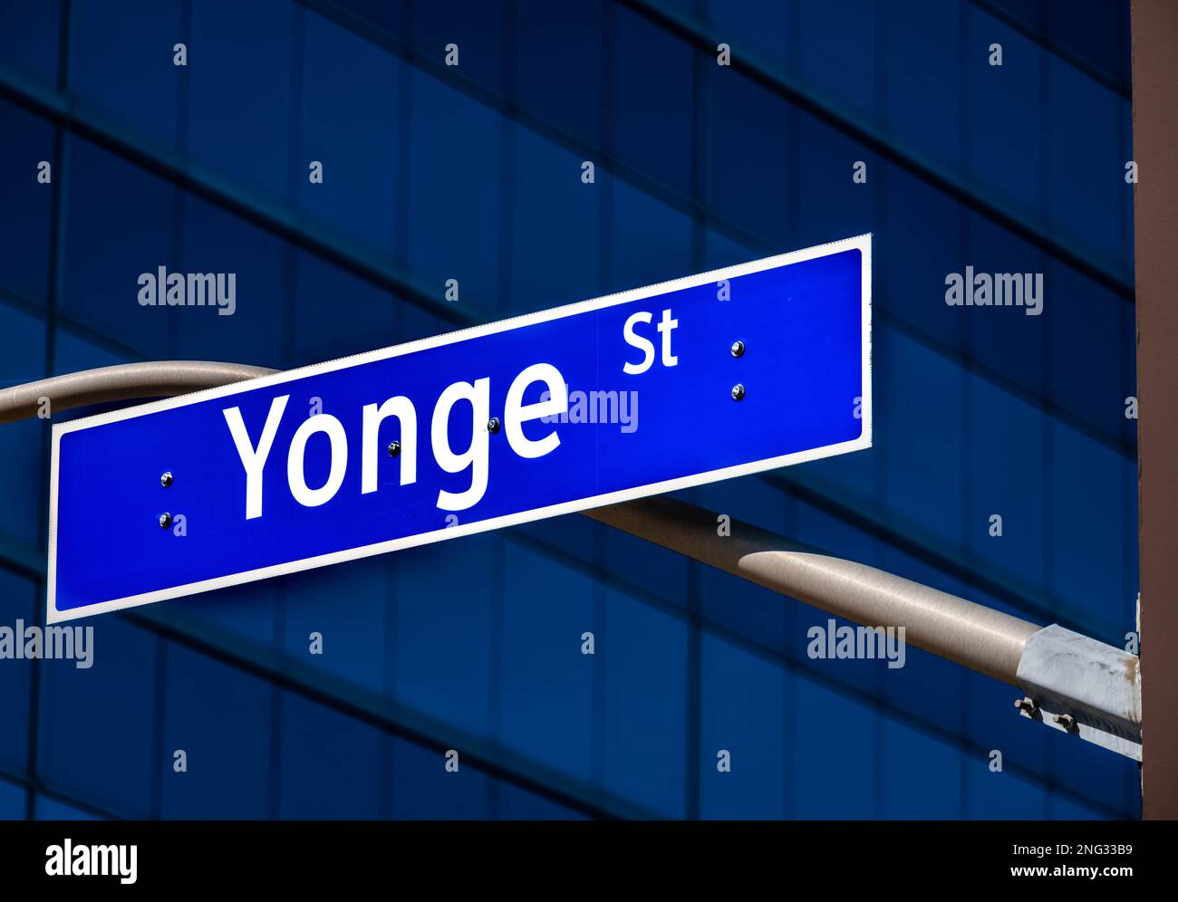Yonge street north york hi-res stock photography and images - Alamy