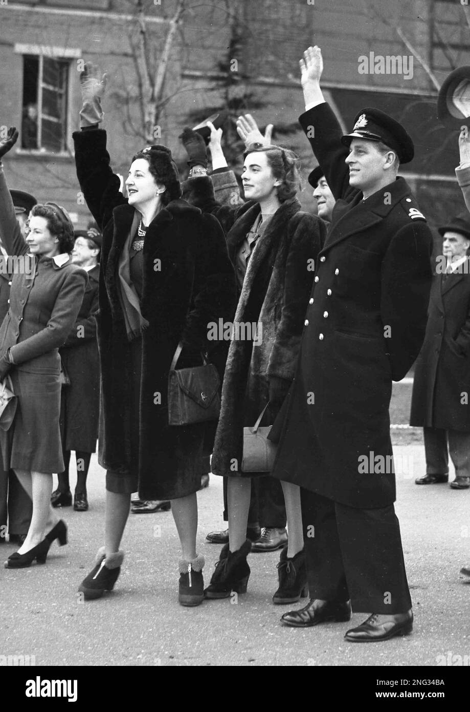 Family wave goodbye to Britain's Viscount Mountbatten, unseen, as he ...