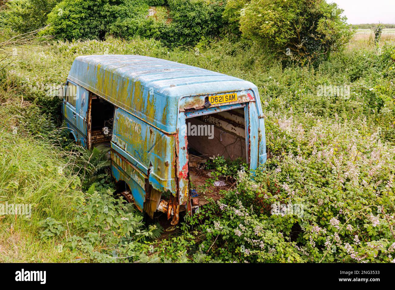 Broken down van hi-res stock photography and images - Alamy