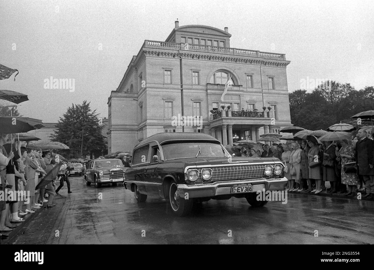 The car carrying the coffin with the body of Alfried Krupp von Bohlen ...