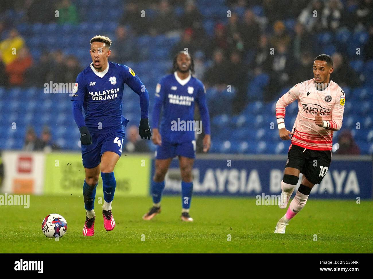Cardiff City's Callum Robinson in action with Reading’s Thomas Ince ...