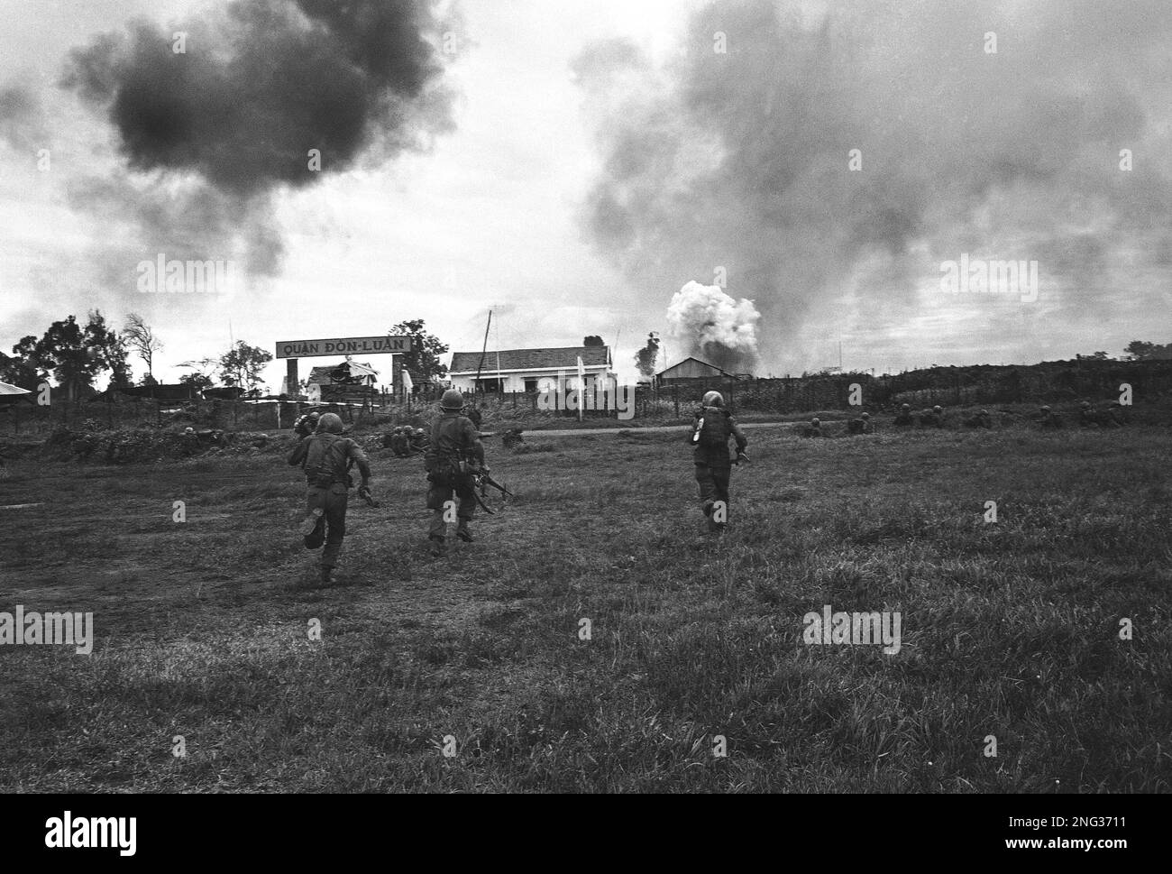 Vietnamese Rangers race toward Viet Cong positions during battle for ...