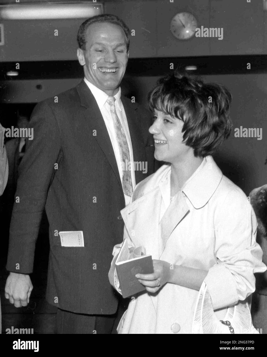 British and Empire Heavyweight boxing Champion Henry Cooper and his ...