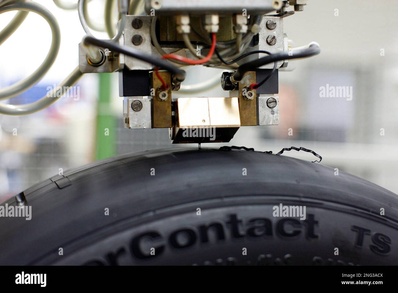 Ein Roboter der Continental AG schneidet das Profil am Mittwoch, 8 ...