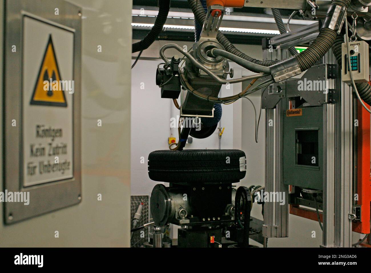 Ein Reifen der Continental AG wird am Mittwoch, 8. August 2007 in ...