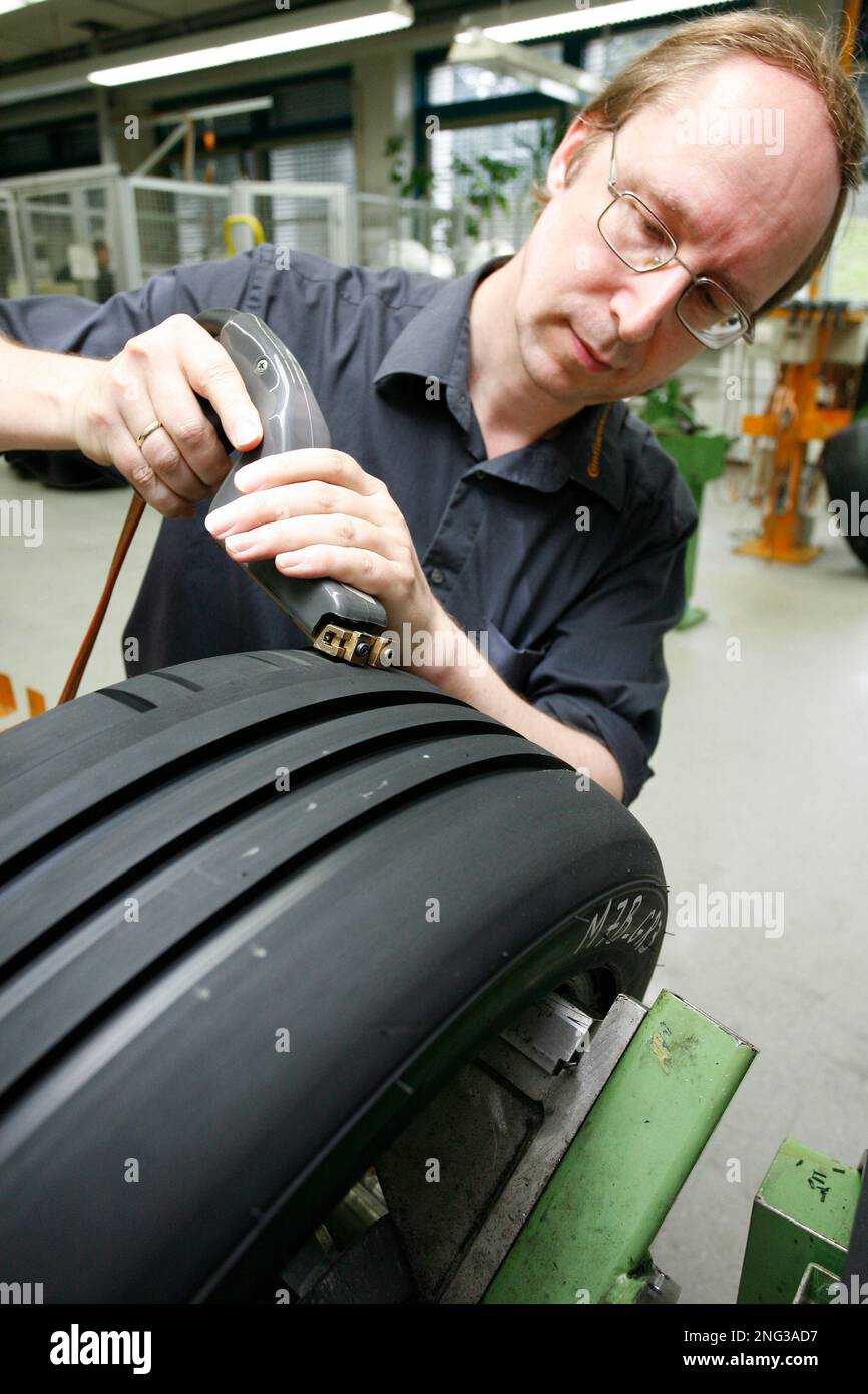 Ein Mitarbeiter der Continental AG schneidet das Profil am Mittwoch, 8 ...