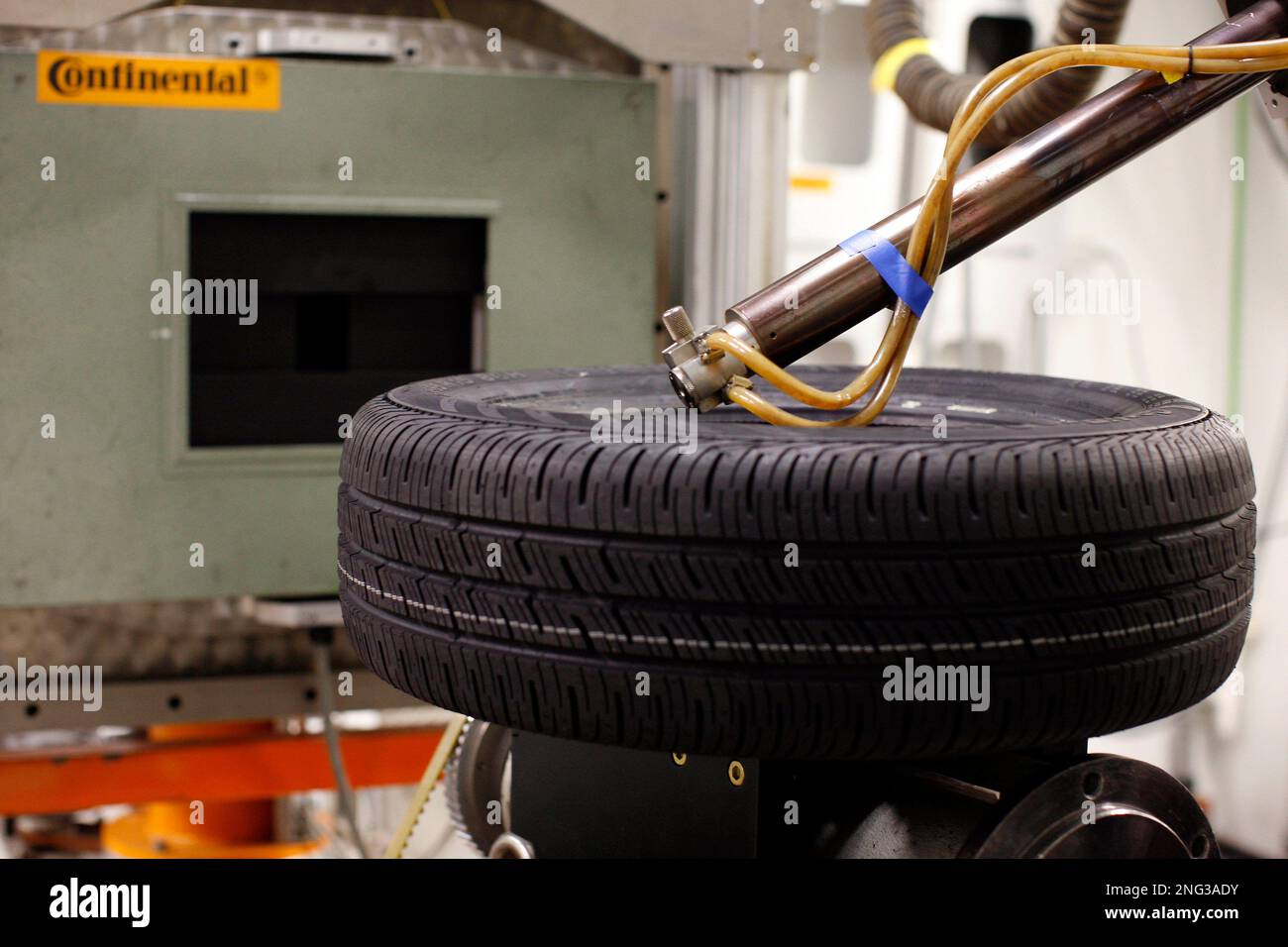 Ein Reifen der Continental AG wird am Mittwoch, 8. August 2007 in ...