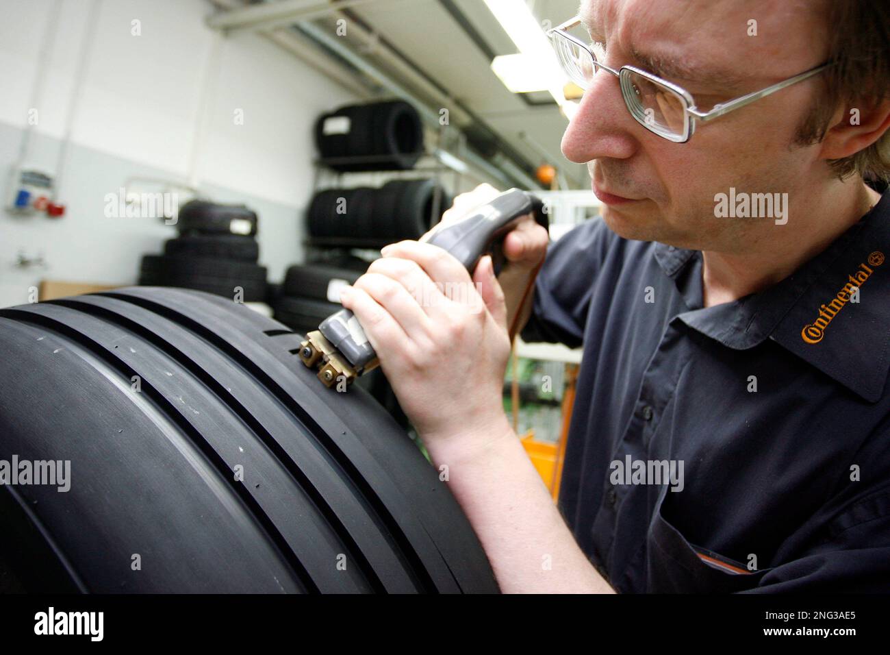 Ein Mitarbeiter der Continental AG schneidet das Profil am Mittwoch, 8 ...