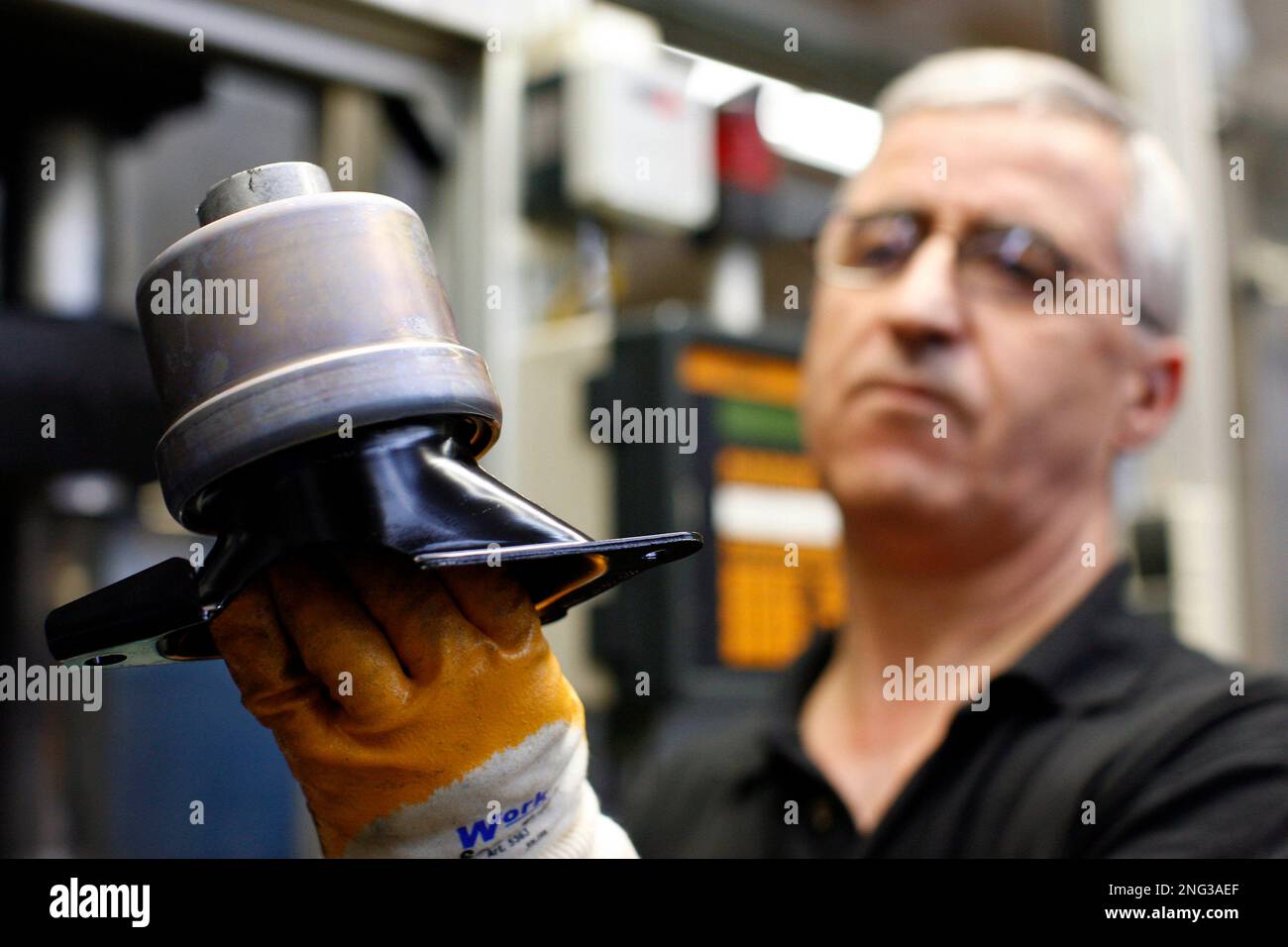 Ein Mitarbeiter der Continental AG prueft am Mittwoch, 8. August 2007 ...