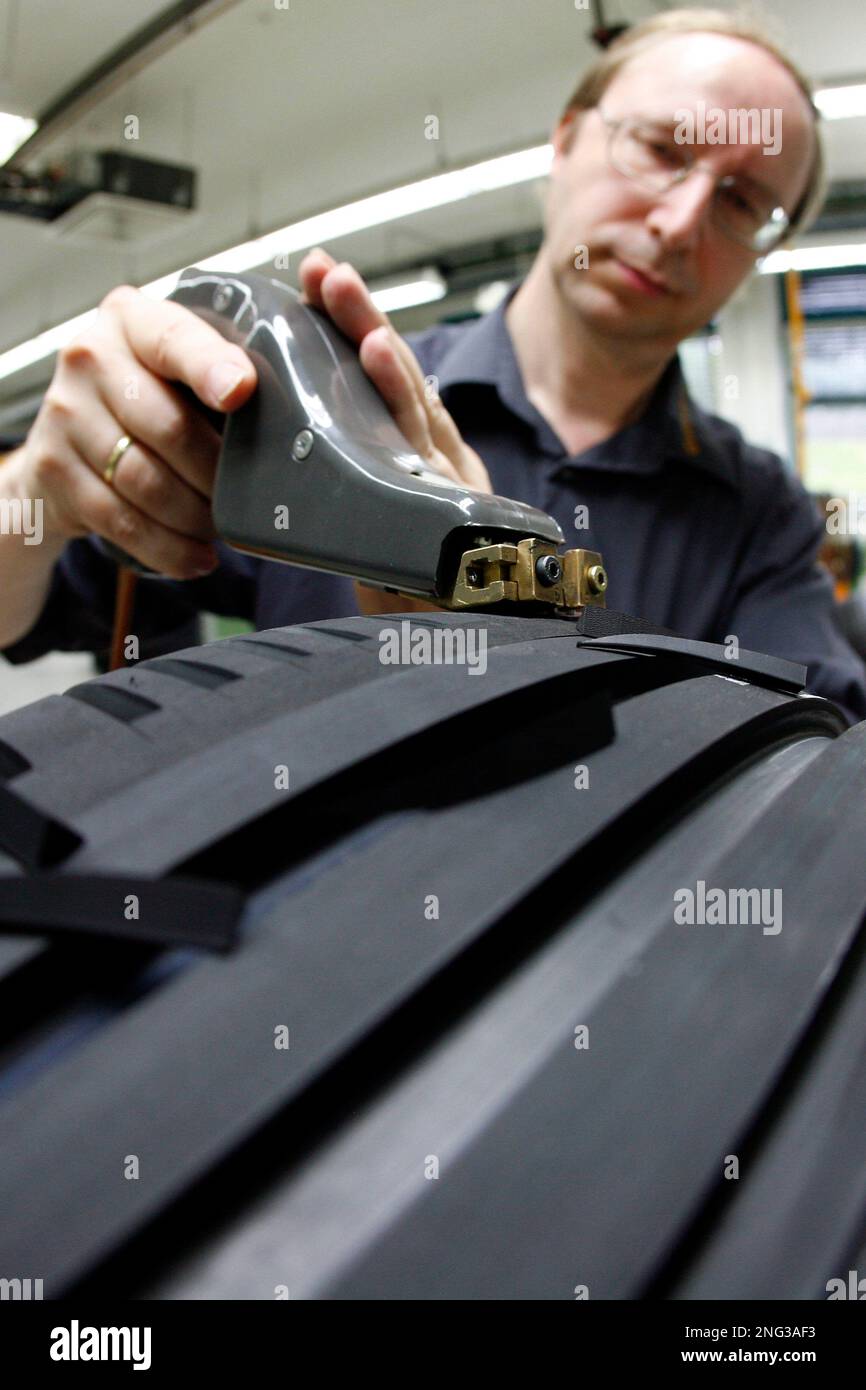 Ein Mitarbeiter der Continental AG schneidet das Profil am Mittwoch, 8 ...