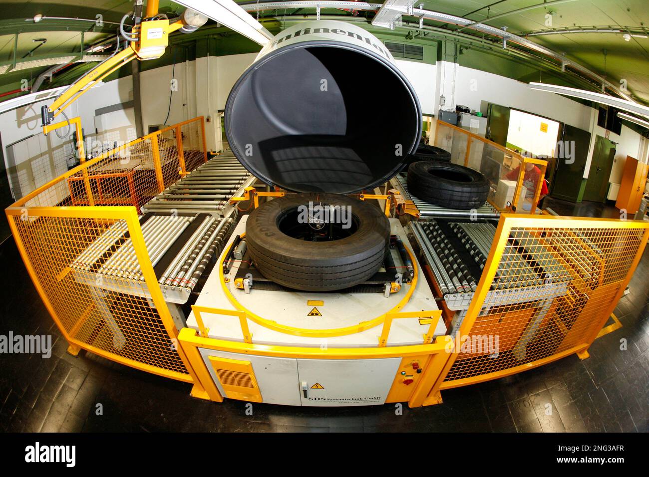 Ein Reifender Continental AG wird am Mittwoch, 8. August 2007 in ...