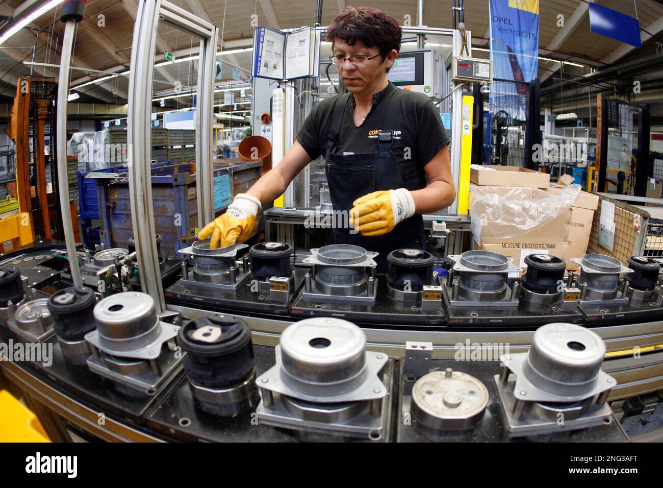 Eine Mitarbeiterin der Continental AG arbeitet am Mittwoch, 8. August ...