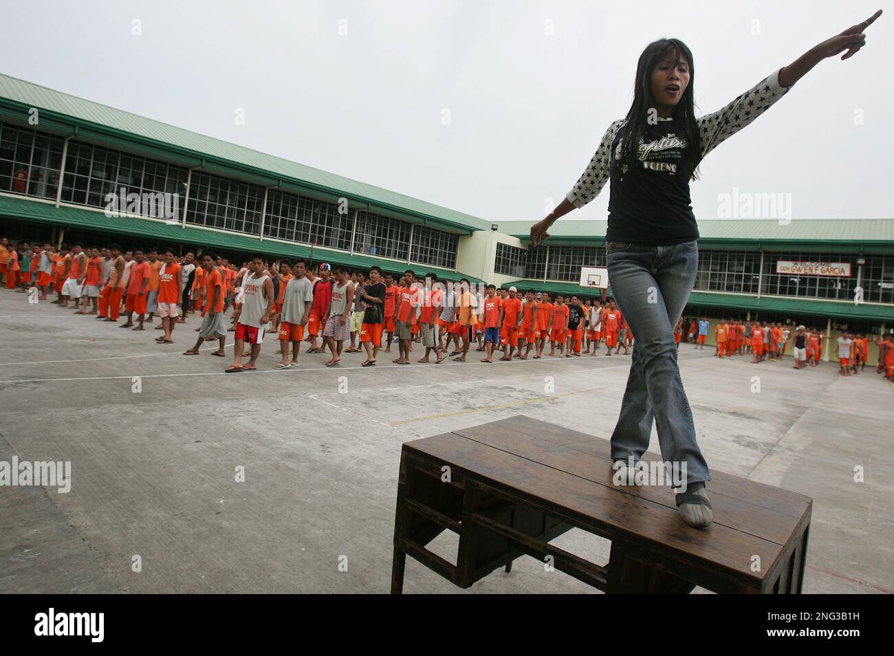 A Choreographer teaches dance moves to Filipino inmates as they ...