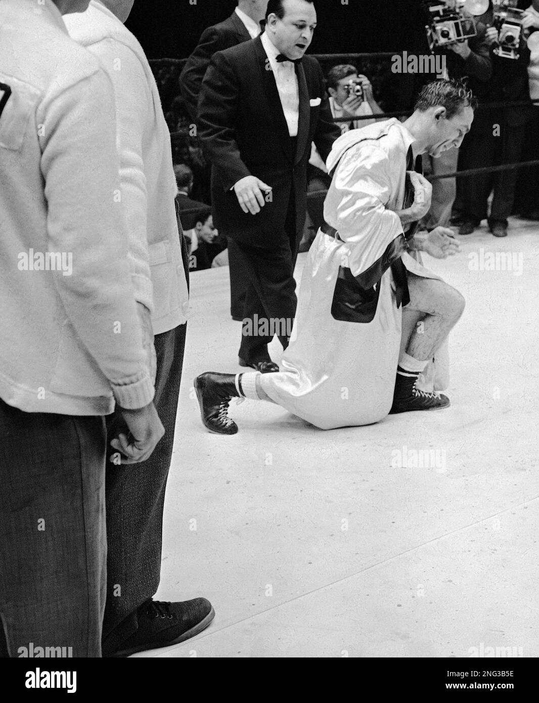 Carmen Basilio kneels and blesses himself in the ring after becoming ...