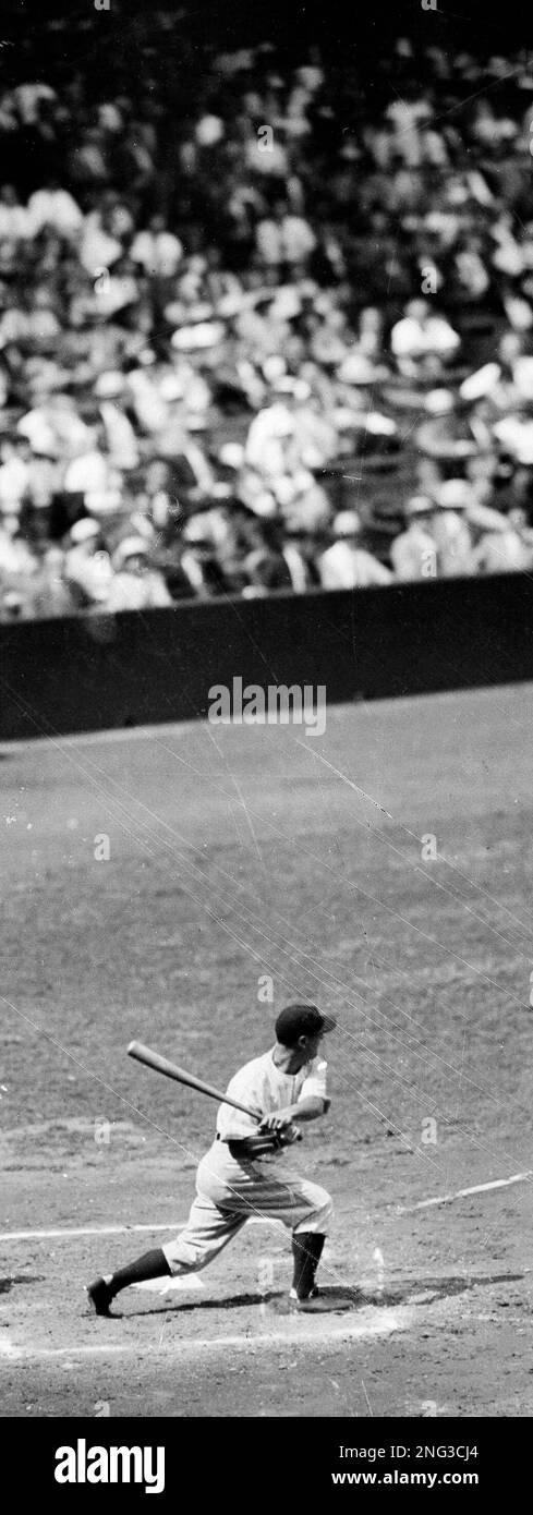 New York Yankees Lou Gehrig is shown at bat in photo circa 1928. (AP ...