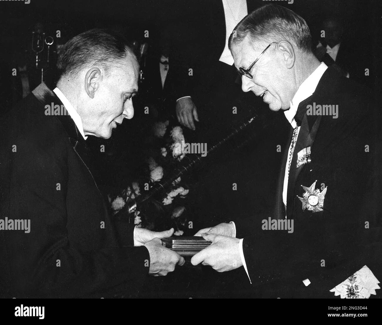 American medical scientist John Franklin Enders shakes hands with the ...