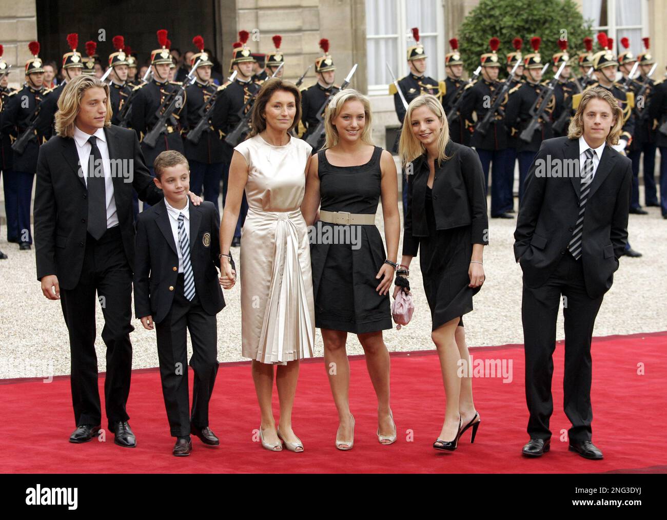 New French President Nicolas Sarkozy's family arrives at the Elysee ...