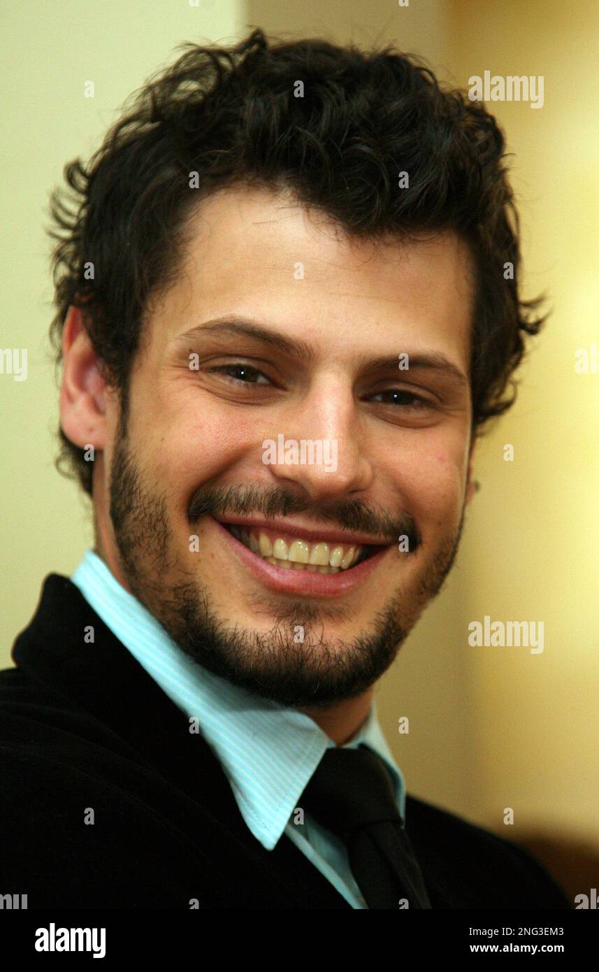 Der Schauspieler Manuel Cortez posiert am Donnerstag, 2. Aug. 2007, in Koeln bei Dreharbeiten zu ...